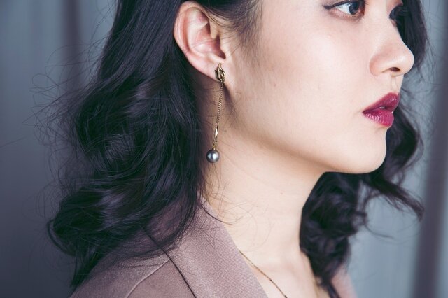 COR-DATE MissGrace,チューリップパールピアス，ホワイト | iichi 日々の暮らしを心地よくするハンドメイドやアンティークのマーケットプレイス