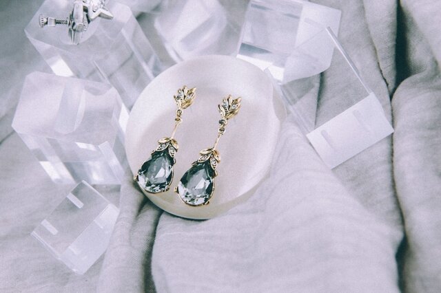 COR-DATE MissGrace,ゆらゆら揺れる，果実ピアス，グレー | iichi ハンドメイド・クラフト作品・手仕事品の通販