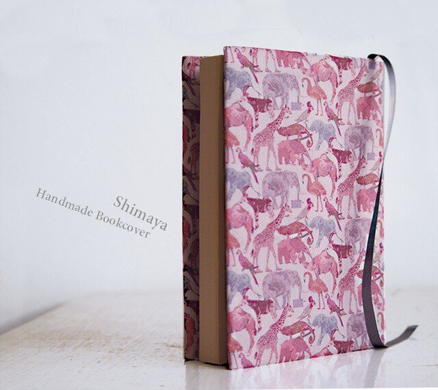 “Queue for the zoo”桜色 文庫本ブックカバー | Shima | ハンドメイド通販 iichi（いいち）