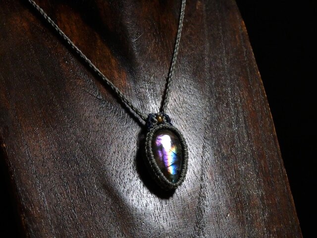 手のひらの宇宙。/ ラブラドライトマクラメペンダント | iichi 日々の暮らしを心地よくするハンドメイドやアンティークのマーケットプレイス