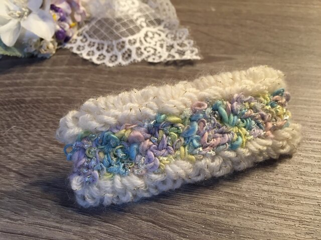 絨毯バレッタ"sugar rainbow"長方形 | iichi 日々の暮らしを心地よくするハンドメイドやアンティークのマーケットプレイス