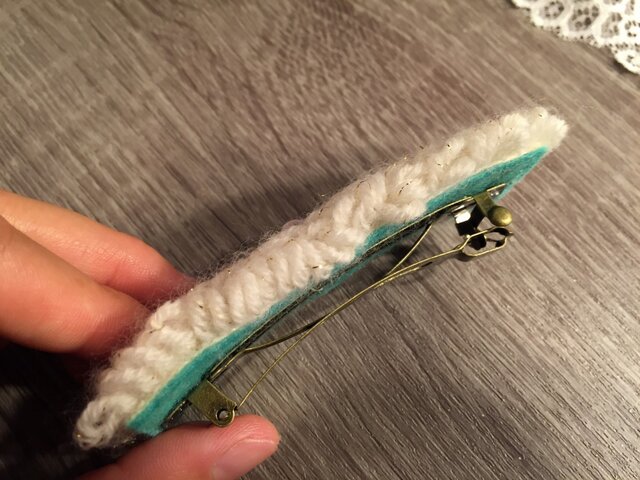 絨毯バレッタ"sugar rainbow"長方形 | iichi 日々の暮らしを心地よくするハンドメイドやアンティークのマーケットプレイス