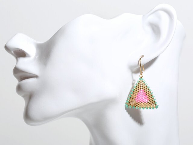 三角形ピアス | iichi ハンドメイド・クラフト作品・手仕事品の通販