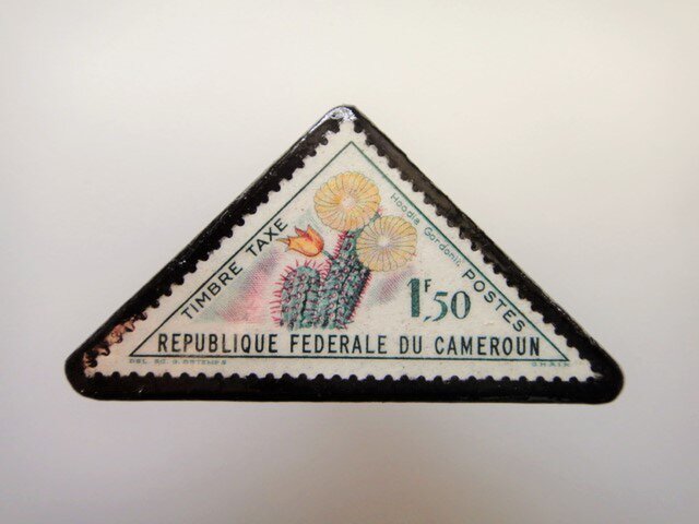 三角切手ブローチ1528 | iichi 日々の暮らしを心地よくするハンドメイドやアンティークのマーケットプレイス