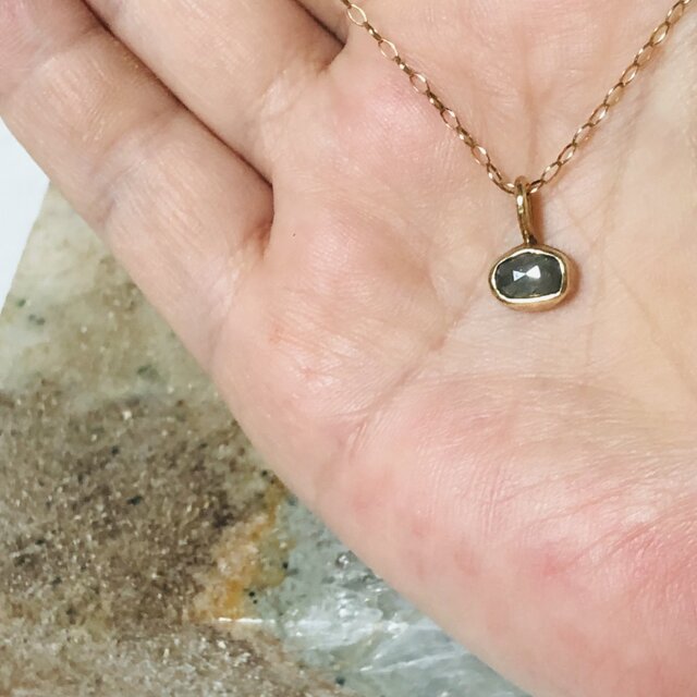 ナチュラルダイヤモンド10kゴールドペンダント（天然グリーングレー） | iichi 日々の暮らしを心地よくするハンドメイドやアンティークのマーケットプレイス